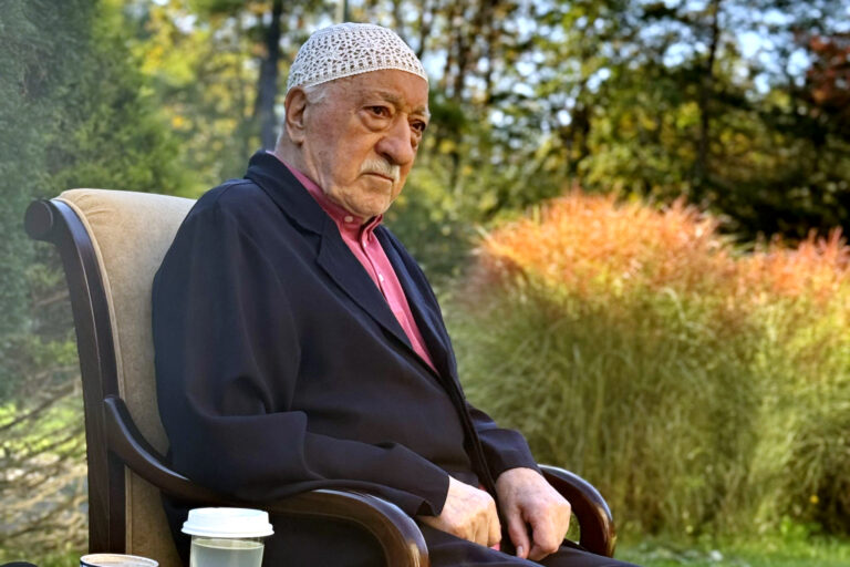 FETHULLAH GÜLEN KİMDİR? - Tr724 FETHULLAH GÜLEN KİMDİR? - Tr724